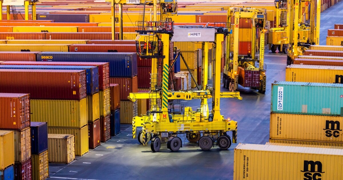 Straddle Carriers For Container Handling: What You Need To Know