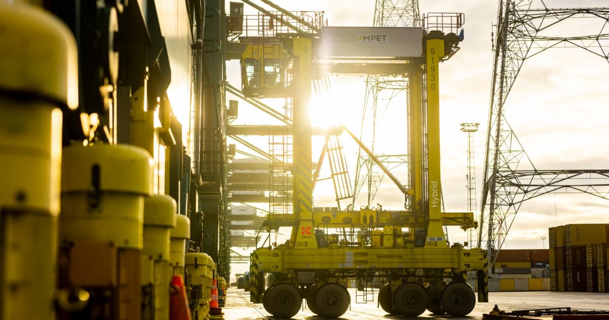 Kalmar Hybrid Straddle Carriers with 40% less emissions.