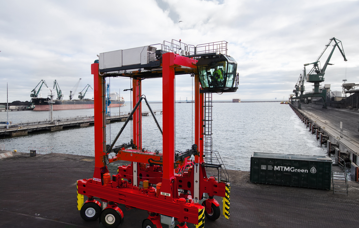 Best of both worlds for straddle and shuttle carrier operations ...