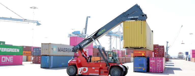 Kalmar Electric Reachstacker arrives at Port of Helsingborg